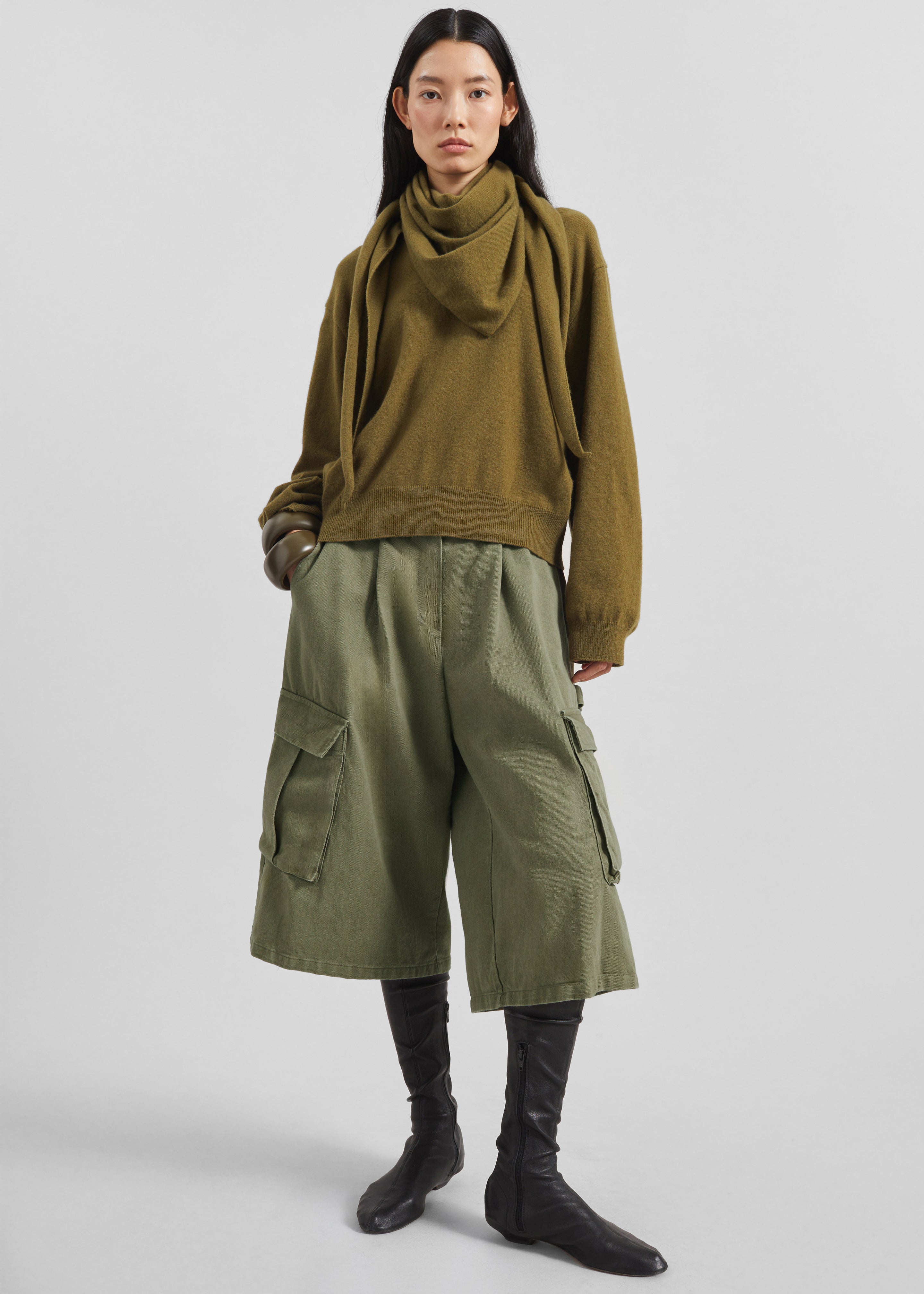 Dorva Cargo Bermuda Shorts - Pale Olive – The Frankie Shop Europe